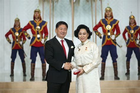 Ардын жүжигчин П Цэрэндагва Н Сувд нарт Хөдөлмөрийн баатар цол хүртээлээ