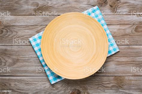 나무 테이블 파란색 격자 무늬 식탁보에 둥근 나무 접시 맨 위 보기입니다 식품 프로젝트에 대한 모형 0명에 대한 스톡 사진 및