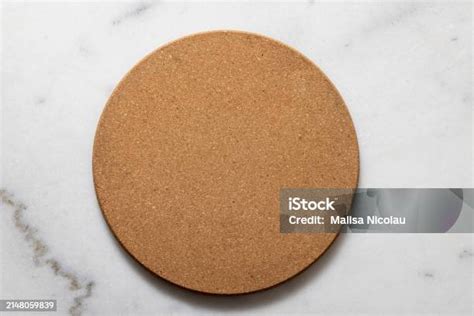 대리석 카운터의 뜨거운 팬 또는 접시를 위한 둥근 코르크 삼발이 코르크 재료에 대한 스톡 사진 및 기타 이미지 코르크 재료 냄비받침 컵받침 Istock