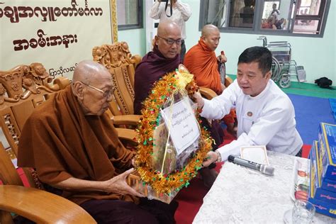 မွန်ပြည်နယ်ဝန်ကြီးချုပ်ဦးအောင်ကြည်သိန်း မဟာမြတ်မုနိဘုရားကြီးဦးသျှောင