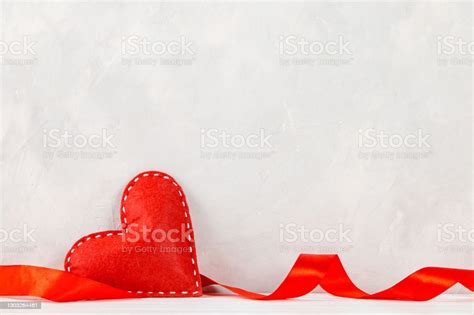 빨간 마음 흰색 벽의 배경에 리본 개념 발렌타인 데이엽서 공간을 복사합니다 2월에 대한 스톡 사진 및 기타 이미지 2월 공휴일 귀여운 Istock