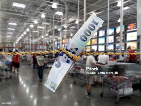 음식 구매의 배경에 밧줄에 묶인 지폐의 추상적인 흐릿한 이미지 막대 그래프 및 차트 주택 가격이 상승합니다 인플레이션 개념 소매 금융 주식 시장 가게 대만 0명에 대한 스톡