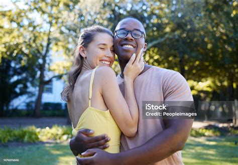 공원에서 사랑 인종 간 및 커플 포옹 로맨스 웰빙 및 양질의 시간을 위한 유대감과 행복 로맨틱 흑인 남자와 여자는 포옹 데이트 관계와 미소를 사랑 25 29세에 대한 스톡