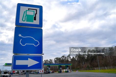 파란색 배경에 연료 및 전기 자동차 충전소 의 일반적인 종류와 발전소에 지적 도로 표지판 0명에 대한 스톡 사진 및 기타 이미지 Istock