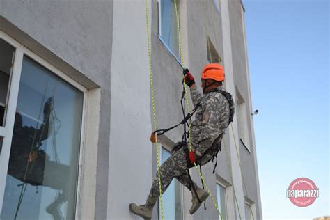 21 настай эмэгтэй гэрийнхээ тагтнаас үсэрч амиа хорлохыг завджээ
