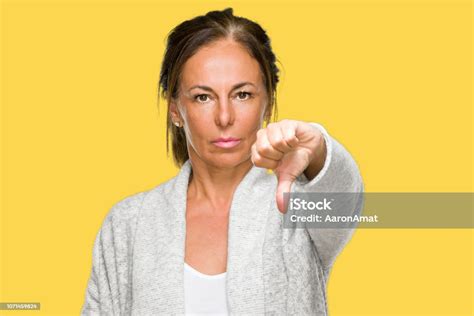 아름 다운 중 년 성인 여자 불행 하 고 화가 거절을 보여주는 제스처 반대와 부정적인 보고 격리 된 배경 위에 겨울 스웨터를 입고 나쁜 식입니다 가을에 대한 스톡 사진 및