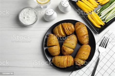 화이트 나무 테이블 평평한 평지에 제공되는 맛있는 수제 하셀백 감자 텍스트 공간 감자 요리에 대한 스톡 사진 및 기타 이미지 감자 요리 접시 0명 Istock