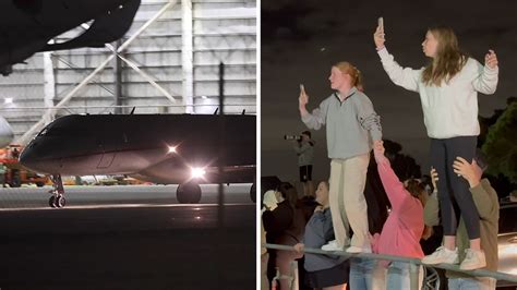 Taylor Swift Lands In Melbourne Ahead Of Shows Fans Cheer Outside Airport