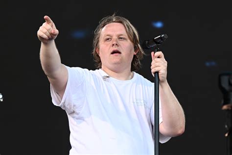 Lewis Capaldi Krijgt Tourette Aanval Tijdens Optreden Zo Is Het Om