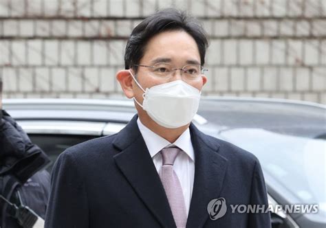 재판 출석하는 이재용 회장 연합뉴스
