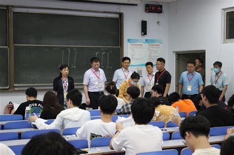 校领导深入考场巡视期末考试工作