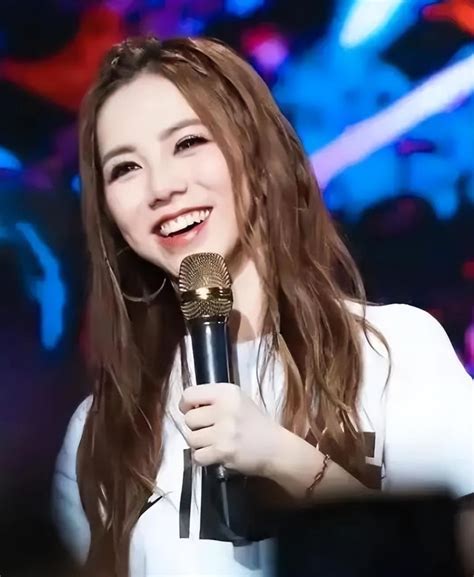 和林宥嘉分手11年邓紫棋再次官宣喜讯活成了前任高攀不起的模样