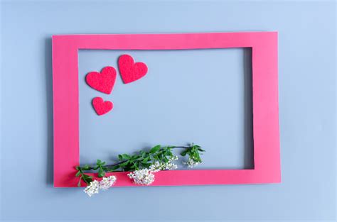 코피 공간의 밝은 배경에 꽃과 붉은 마음으로 장식 된 색상 프레임 플랫 레이 밝은 빨간 종이 프레임과 하트 플라워 장식 0명에 대한 스톡 사진 및 기타 이미지 Istock