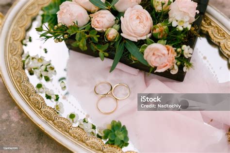 신부와 신랑을위한 두 개의 결혼 반지와 패턴과 분홍색 장미의 꽃다발 트레이에 신부의 약혼 반지 0명에 대한 스톡 사진 및 기타 이미지 Istock