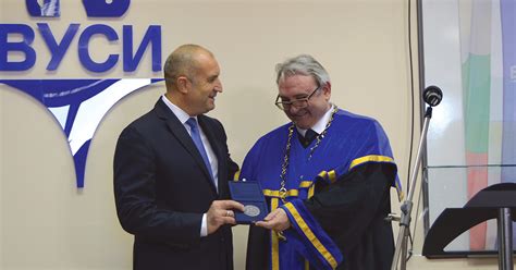 Държавният глава Румен Радев връчи на проф Георги Манолов Почетния знак на президента на