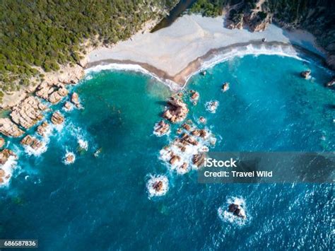 놀라운 청록색 해변의 공중 전망입니다 Nemerald 안에 사르데냐 섬 중 하나입니다 세계에서 가장 아름 답 고 유명한 해안 이탈리아에 대한 스톡 사진 및 기타 이미지