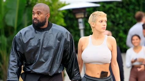 Bianca Censori En Collant Chair Et Coussin De Canap Pour Cacher Sa