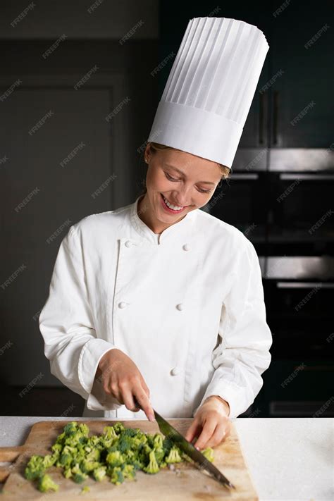 Free Photo Front View Smiley Woman Cutting Broccoli