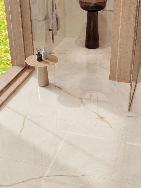 Ванная в бежевых оттенках с мраморной плиткой