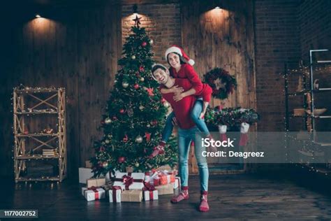 전체 길이 바디 사이즈 보기 의 좋은 매력적인 사랑 스러운 쾌활 한 쾌활 한 배우자 데 재미 지출 겨울 12 월 국내 축제 장식 된 조명 로프트 산업 벽돌 나무 스타일