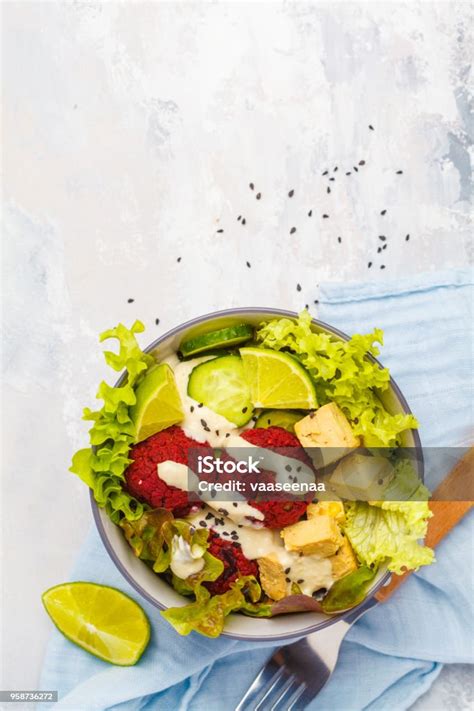 근대 미트볼 야채 Tahini 드레싱과 구운된 두 부 채식주의 부처님 그릇 흰색 배경 평면도 복사 공간입니다 건강 한 채식 음식