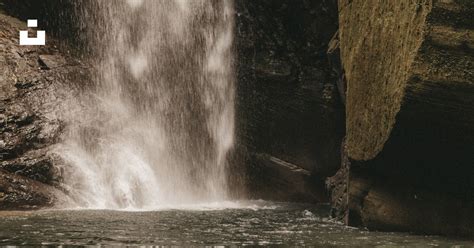 물이 나오는 폭포 사진 Unsplash의 무료 회색 이미지