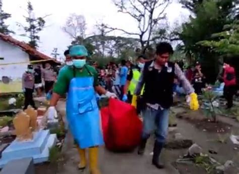 Cirebon Geger Mayat Perempuan Muda Bugil Ditemukan Membusuk Di Cungkup