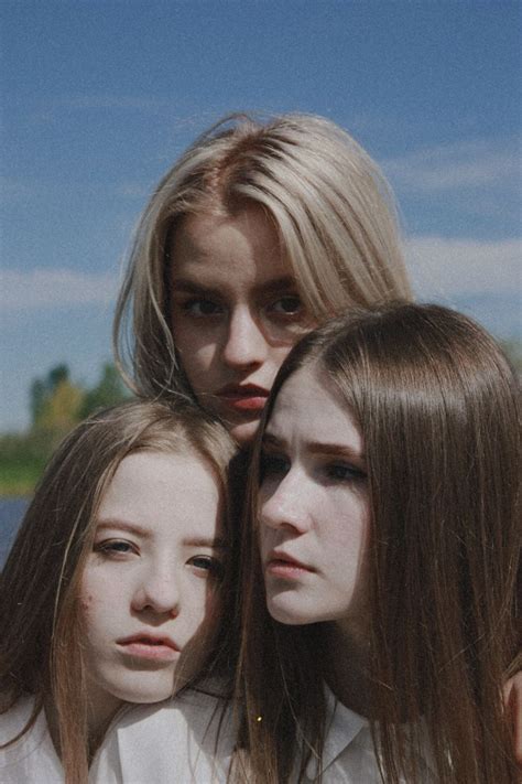 Пин от пользователя Gyihg Gghgee на доске Коллективные фото Портретные позы выпускников