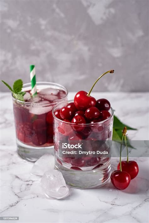 신선한 체리 레모네이드와 얼음 민트 종이 빨대를 테이블에 반짝이는 안경을 쓰고 공간을 복사합니다 추운 여름 음료 베리 칵테일 0명에 대한 스톡 사진 및 기타 이미지 Istock