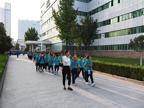 感受科技魅力 树立科技强国意识郑州经开区滨河小学学生走进森源鸿马森源鸿马电动汽车有限公司