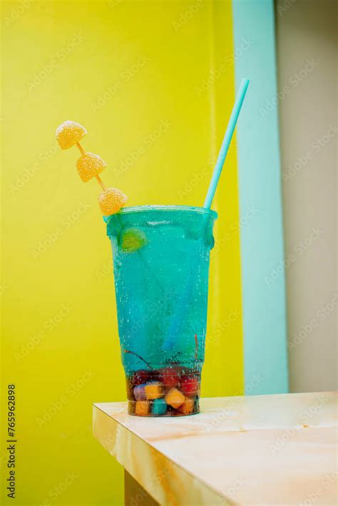 Azulito O Bebida De Vodka Color Azul Con Gomitas Y Dulces Adornada De Escarcha Azul Stock Foto