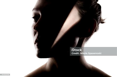 귀여운 소녀의 세련된 스튜디오 초상화 흰색 백그로웅에 대한 그녀의 얼굴에 하드 그림자와 아름다운 젊은 여성의 실루엣 20 29세에 대한 스톡 사진 및 기타 이미지 Istock