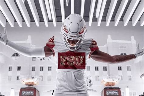 Breaking News 7 Foot 5 265 Pound 5 Star Defensive Lineman Commits To Ohio State Over Michigan