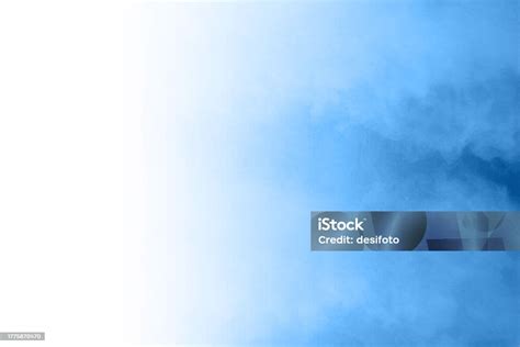 밝은 빛 파스텔 하늘색과 희미한 흰색 얼룩덜룩하고 거칠고 질감 효과 소박하고 번진 빈 빈 빈 가로 Ombre 벡터 배경 수채화