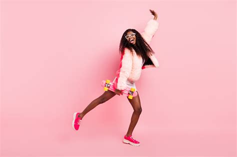 전체 길이 프로필 측면 사진 의 미친 행복 어두운 피부 레이디 잡고 스케이트 좋은 분위기 격리 에 파스텔 핑크 컬러 배경 갈색 머리에 대한 스톡 사진 및 기타 이미지