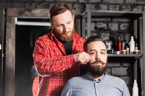 이발사는 수염 모양을 만들고있다 수염 절단 얼굴 관리 이발소에서 일하십시오 2명에 대한 스톡 사진 및 기타 이미지 2명