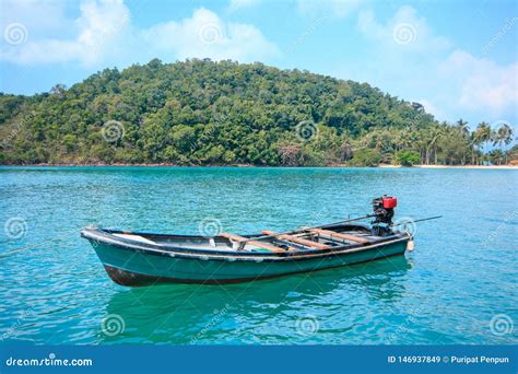 Haba Un Barco Que Flotaba En El Mar Imagen De Archivo Imagen De Cubo