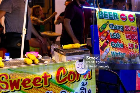 방콕 시내의 길거리 음식 술집 및 상점이있는 거리 시장 길을 걷는 사람들의 야경 음식 치킨 식사 또는 튀긴 곤충 쇼핑 거리에 대한 스톡 사진 및 기타 이미지 Istock