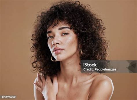 자연스러운 머리카락 초상화 및 흑인 여성은 화장품 메이크업 및 미용실 모형 홍보 마케팅 및 광고를 위해 스튜디오에 있습니다 젊은