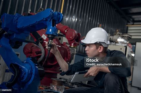 로봇 팔과 산업 공장에서 기계를 운영하는 엔지니어 수리 유지 보수 전자 작동을 위한 기술자 작업자 확인 Stem 주제에 대한