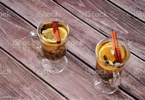 나무 테이블에 향신료 레몬 및 계피가 들어간 뜨거운 허브 차 두 잔 건강관리와 의술에 대한 스톡 사진 및 기타 이미지 건강관리와 의술 건강한 생활방식 건강한 식생활