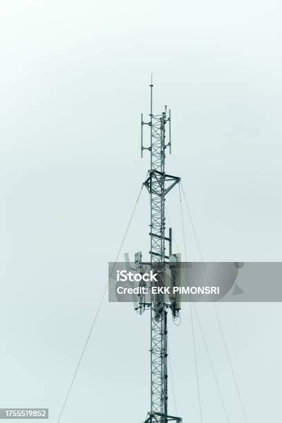 4g 및 5g 셀룰러의 통신 타워 셀 사이트 기지국 무선 통신 안테나 송신기 안테나가 있는 통신 타워 하늘 배경 0명에 대한
