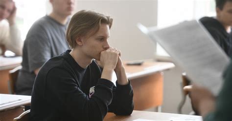 В Крыму на экзаменах поймали девять школьников со шпаргалками Новости Mail