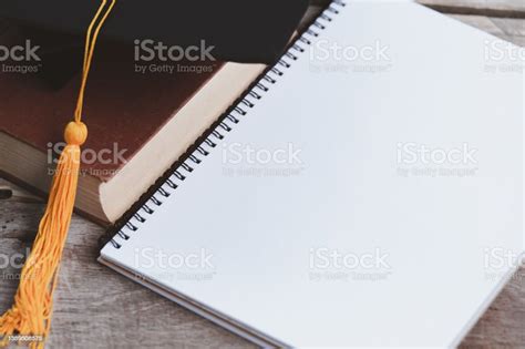 검은 졸업 모자와 책 노트북 나무 테이블에 배치 아이디어 아이디어 졸업 0명에 대한 스톡 사진 및 기타 이미지 0명 개념