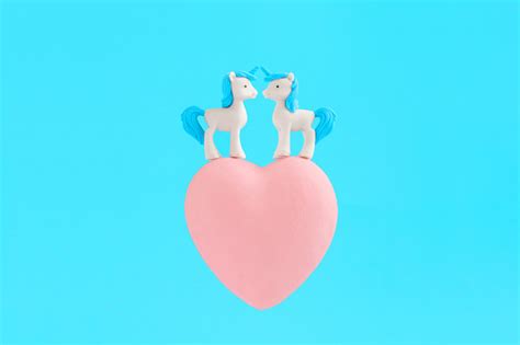파란색 흰색 유니콘은 하늘색 배경에 분홍색 하트에 서 있습니다 키스 사랑 결혼식 발렌타인 데이의 상징 공생 행복 결혼의 최소한의 개념 0명에 대한 스톡 사진 및 기타 이미지