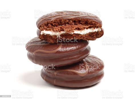 흰색 배경에 고립 된 초콜릿 설탕 프로 스 팅과 노란 케이크 0명에 대한 스톡 사진 및 기타 이미지 0명 단일 객체