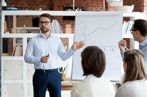 심각한 자신감 비즈니스 코치 교육 노동자 플립에 프레 젠 테이 션을 제공 비즈니스에 대한 스톡 사진 및 기타 이미지 비즈니스 교습 금융 Istock