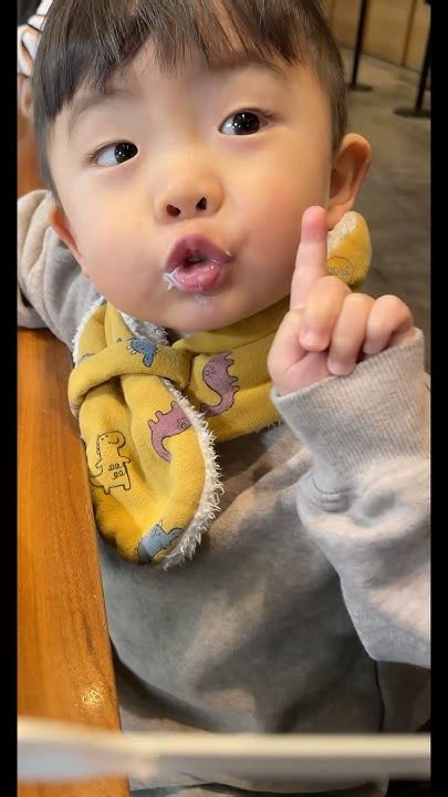 야무지게 아이스크림 먹는 26개월 아기 아빠가 많이 먹으려 하자 다급하게 외치는 Youtube