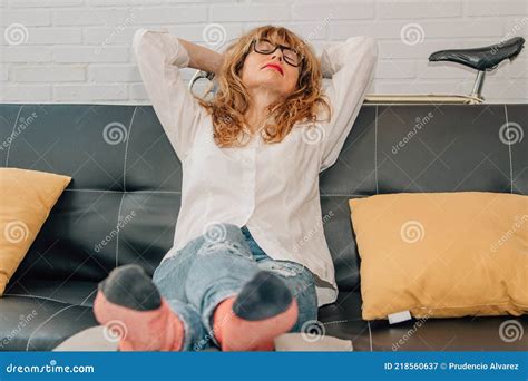 Donna In Riposo Rilassata Sul Divano Immagine Stock Immagine Di Garanzia Nazionale