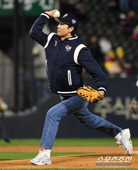 [포토] 정우성 마운드 위에서 시구